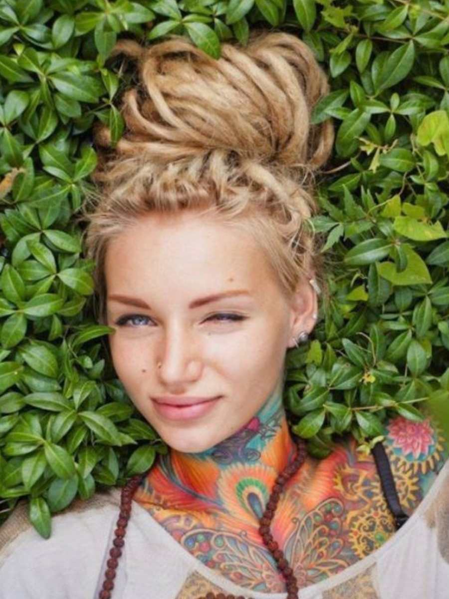 Peinados con rastas naturales y rastas postizas | Tendencia en peinados